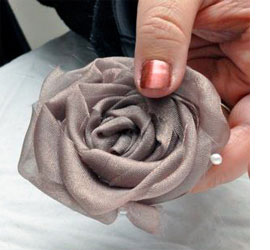 HOME DZINE Craft Ideas | How to make fabric roses