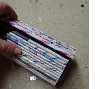 HOME DZINE Craft Ideas | Rolled newspaper wine bottle holder